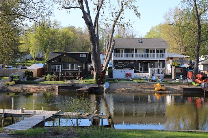 2 Houses On The Chain
 Sauna Putting Green Beach - Fox Lake, IL