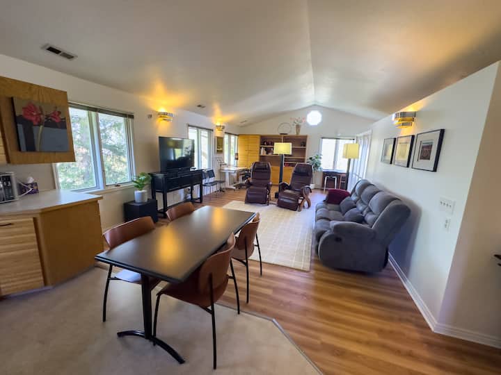 Tranquil Home By U 1bd, Large Main, Covered Deck - Salt Lake City, UT