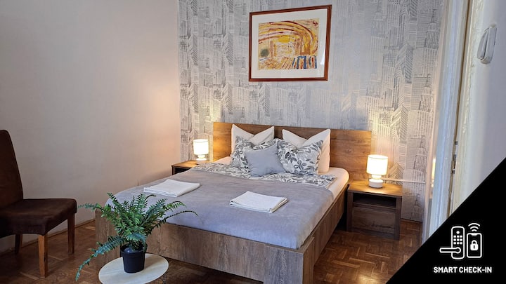 Blacksheep Smart Double Room With Shared Bathroom - Budapest