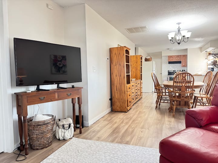 The Greenhouse | Minutes From Downtown Arthur - Hammond, IL