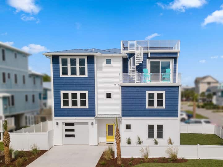 Roof Decked Out Retreat: 3 Blocks To The Beach - Carolina Beach
