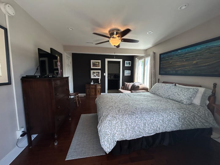 The Pandosy Art House Suite - Kelowna