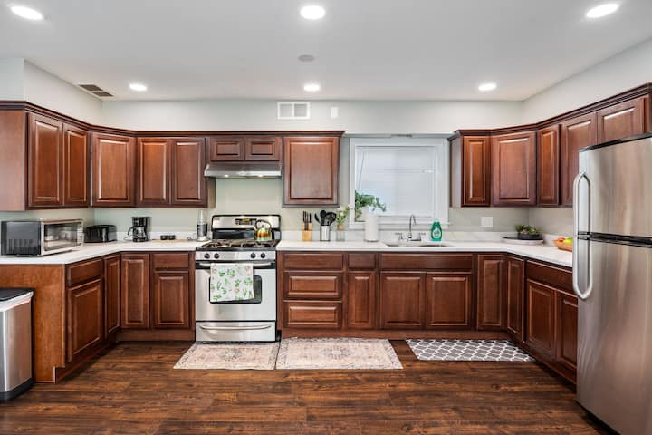 Your Accessible Family Getaway: 3-bed Ground Level - Brookfield, IL