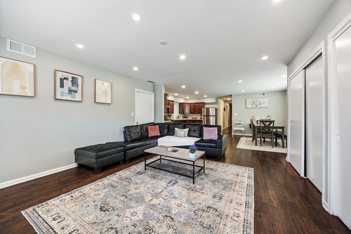 Your Accessible Family Getaway: 3-bed Ground Level - Cicero, IL