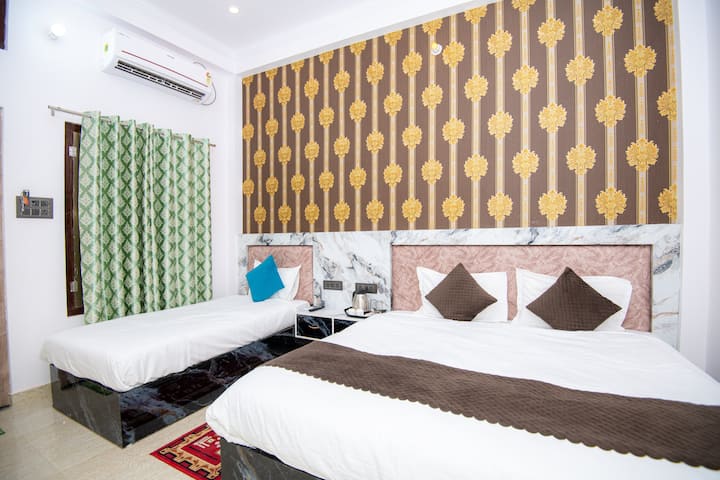 Shri Radhe Radhe - Deluxe Triple Bedroom - Ayodhya