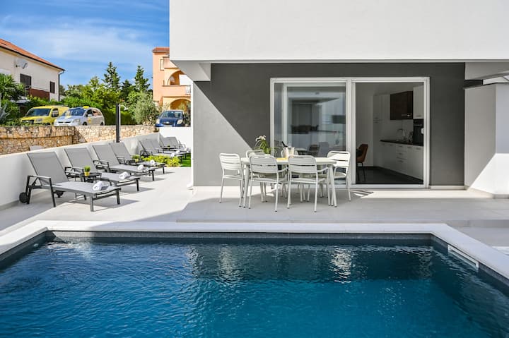 Villa For 20 With A Private Pool - Novalja