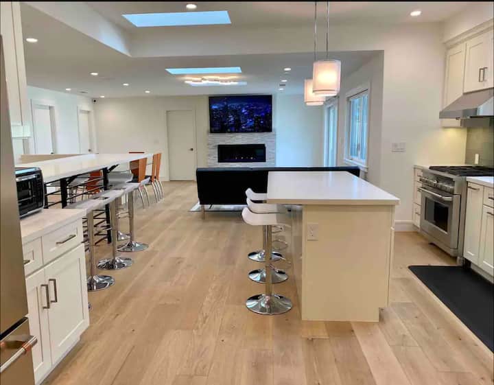 Group Retreat Villa, Walk Downtown - Millbrae, CA