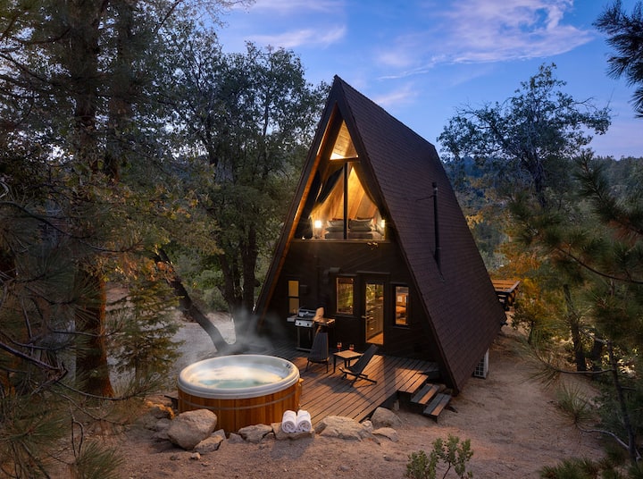 Romantic A-frame Cabin: Ac, Hot Tub, Fire Pit, Bbq - Running Springs, CA