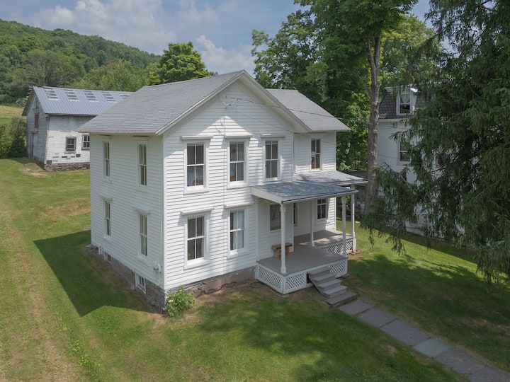 Golden Harvest Farmhouse • Classic Upstate Fall - Bovina, NY