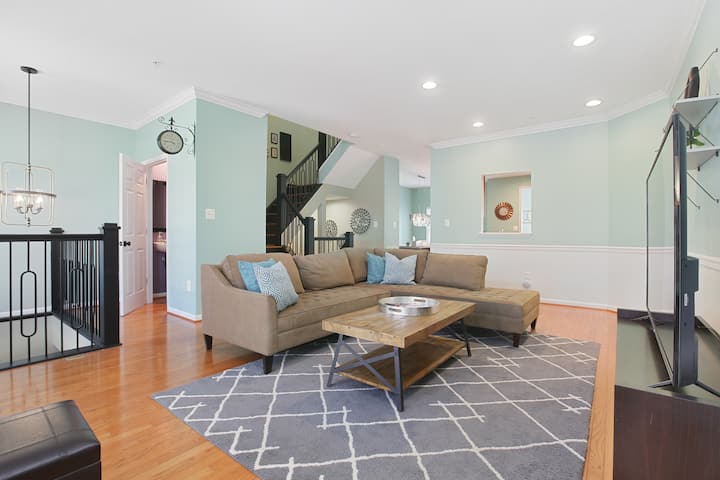 Chic Townhome | Garage, Chef's Kit | Ez 95 Access - Columbia, MD