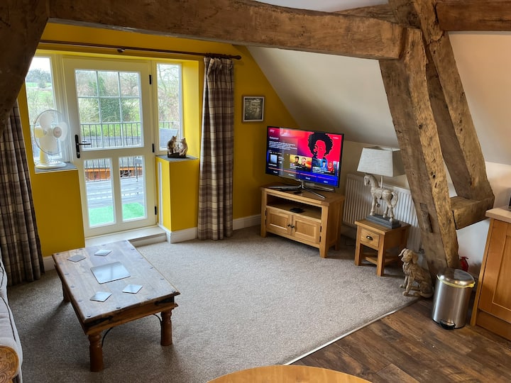 Top Floor Apt, With 2 Bedrooms - Warwickshire