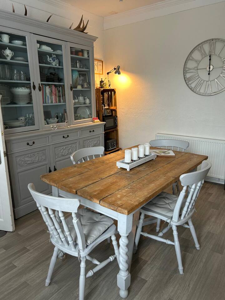 Single Room In Georgian Maisonette. Town Centre - Blandford Forum