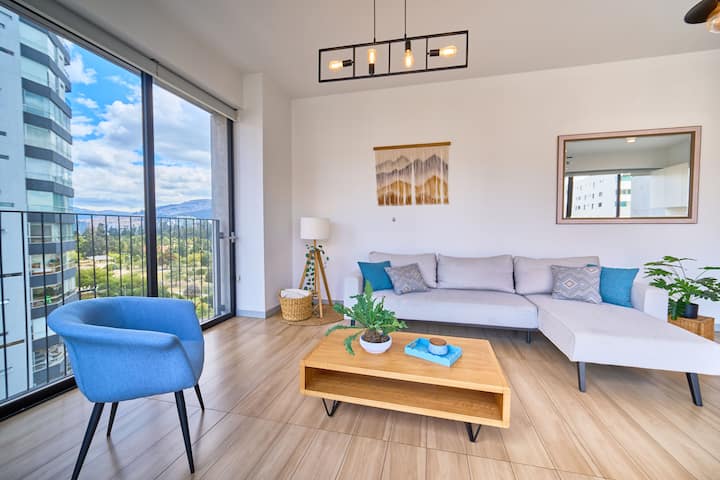 Fancy Apt In La Carolina + Balcony, 70” Qled Tv - Quito