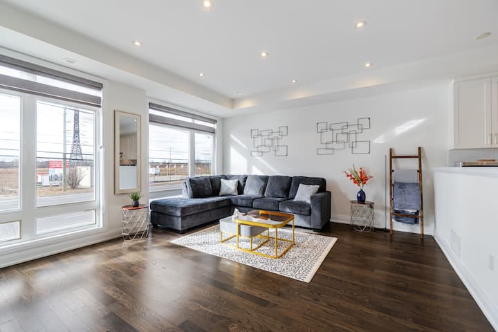 Central Vaughan- Stylish
3-bedroom House - Vaughan