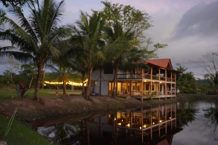 Mansión Cómoda Frente A La Playa - Mompiche