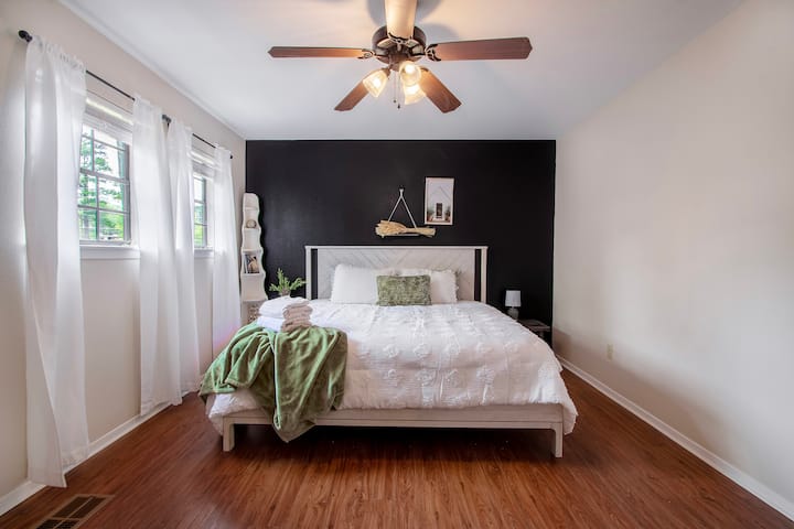 Dreamy 2 Bdr Townhome With King & Queen Beds | #4 - Longview, TX
