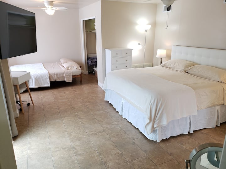 Huge Master Suite, 3 Beds, King, Queen, Single - Tempe, AZ