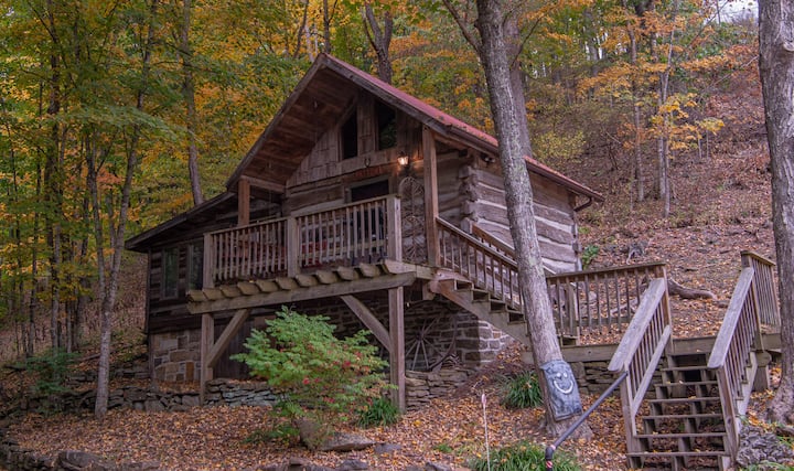 1860s Hand-hewn Log Cabin | Private Jacuzzi & Bbq - West Virginia
