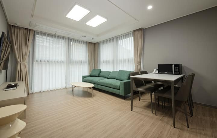 #투베드룸 #가족·친구 #4인 #거실+2침실 #명동·을지로 #Sollago - Seoul