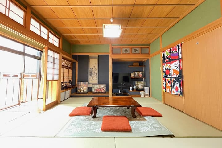 南町駅徒歩2分/松山城や道後温泉へ好アクセス/一軒家貸切り和の家/11人まで/駐車場無料 - Matsuyama