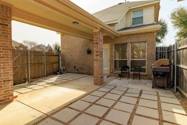 Fenced Backyard + Workspace | Near Dfw Airport - Euless, TX
