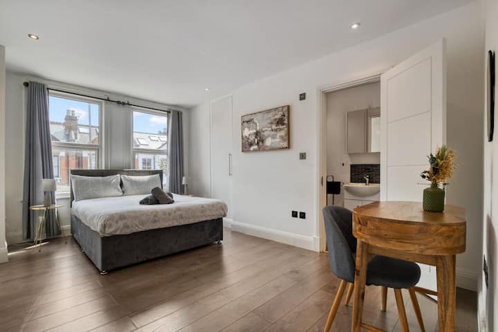 Spacious Luxurious 2br 2ba - London