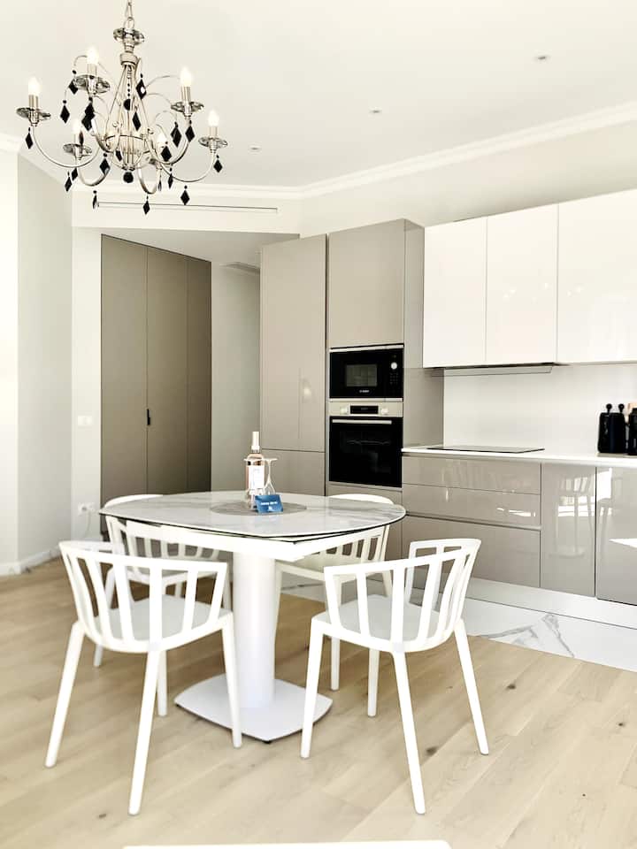 Luxuriously Furnished Bright Newly Renovated Oasis - Nice