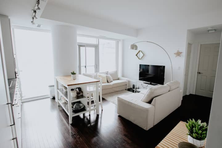 Modern 2 Bdrm + 2 Bath + Free Parking! - Mtcc, Cn - Toronto