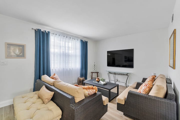 Pompano Beach 2 Bed/2 Bath Gem! - Pompano Beach, FL
