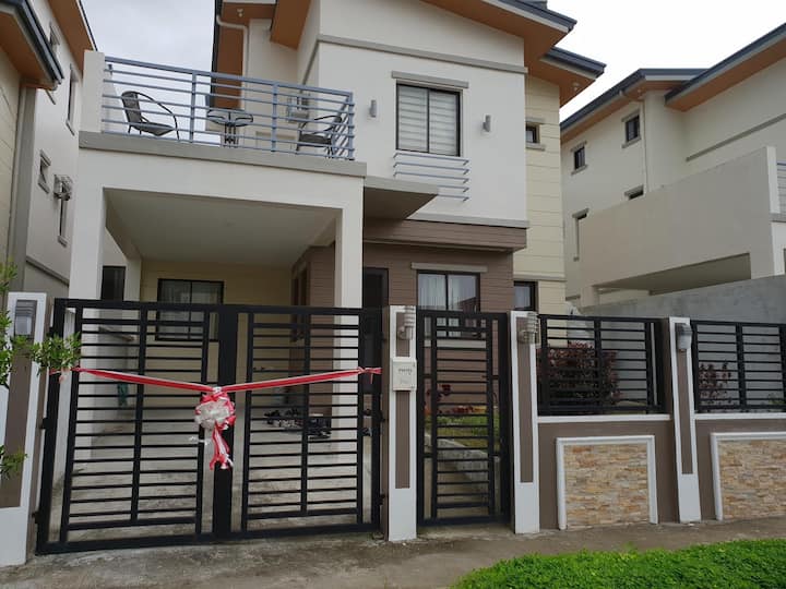 3 Storey House W/ Attic, And  Balcony Up To 12 Pax - Lipa