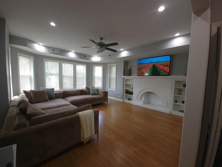 Beautiful Big 3 Bedroom Quiet Apt Near Downtown - Chicago
