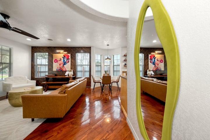 Near Downtown - Spa Shower, King Bed & Backyard - San Antonio