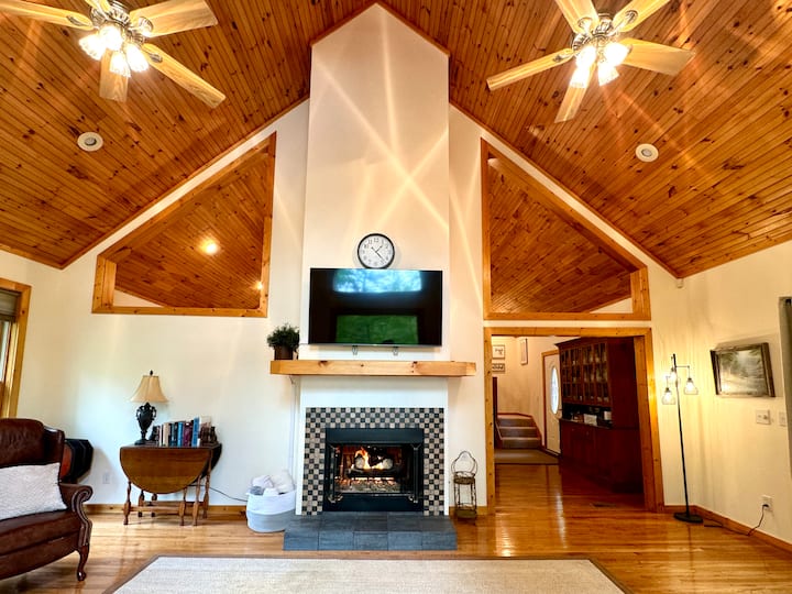 Large Family Cabin On Private Pond - Cleveland, GA