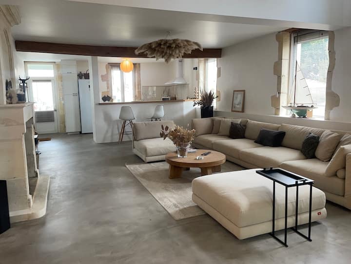 Charmante Charentaise
Jusqu'à 11 Personnes 250 M2 - Médis