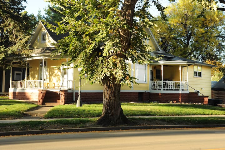 Renovated 1901 Home W/ West Sidetavern Next Door. - Lyons, CO