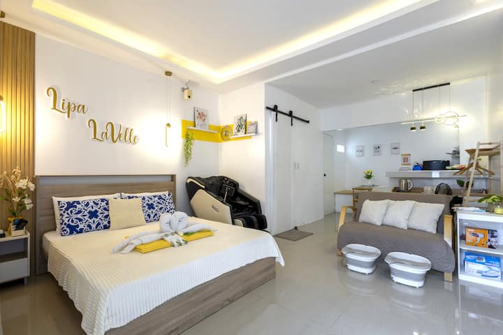 Massage Chair | Foot Spa | 55" Qled Tv - Lavelle - Lipa