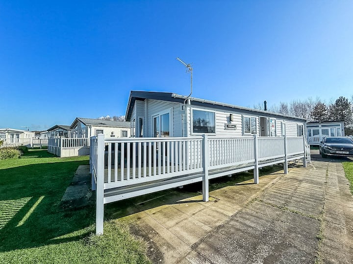 Beautiful Lodge With Decking Ref 23195k - Hunstanton