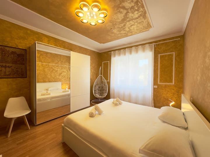 Golden Essence Apartment {Terrace & Metro} - ローマ