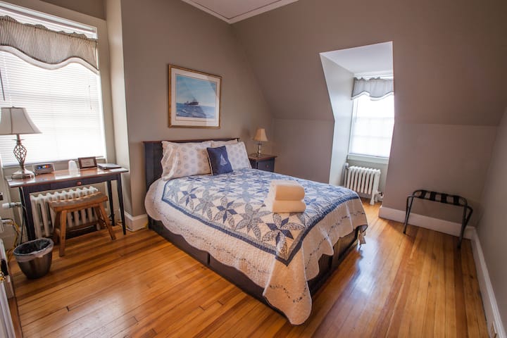Bowen's Retreat - Newport, RI