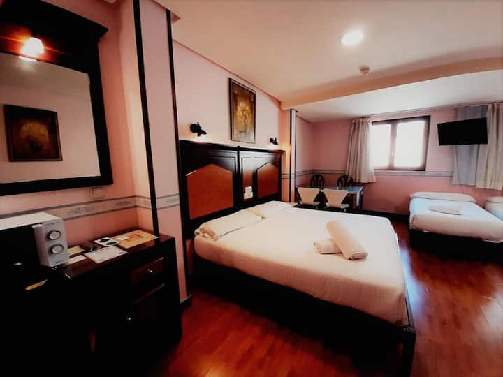 Hostería Sara By Gaiarooms - Habitación Familiar - Salamanca, Spain