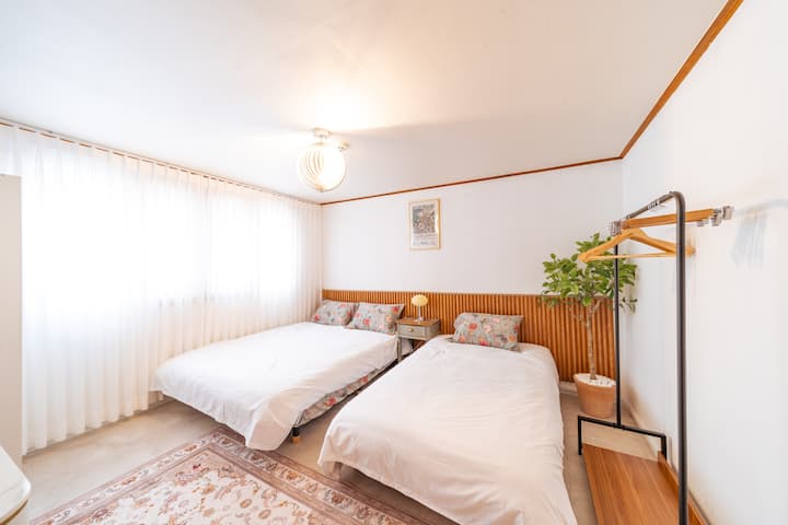 서울대입구역6분/아늑한 휴식공간/넓은거실/최대7인/3r4bed/조용한주택가 - 하안3동