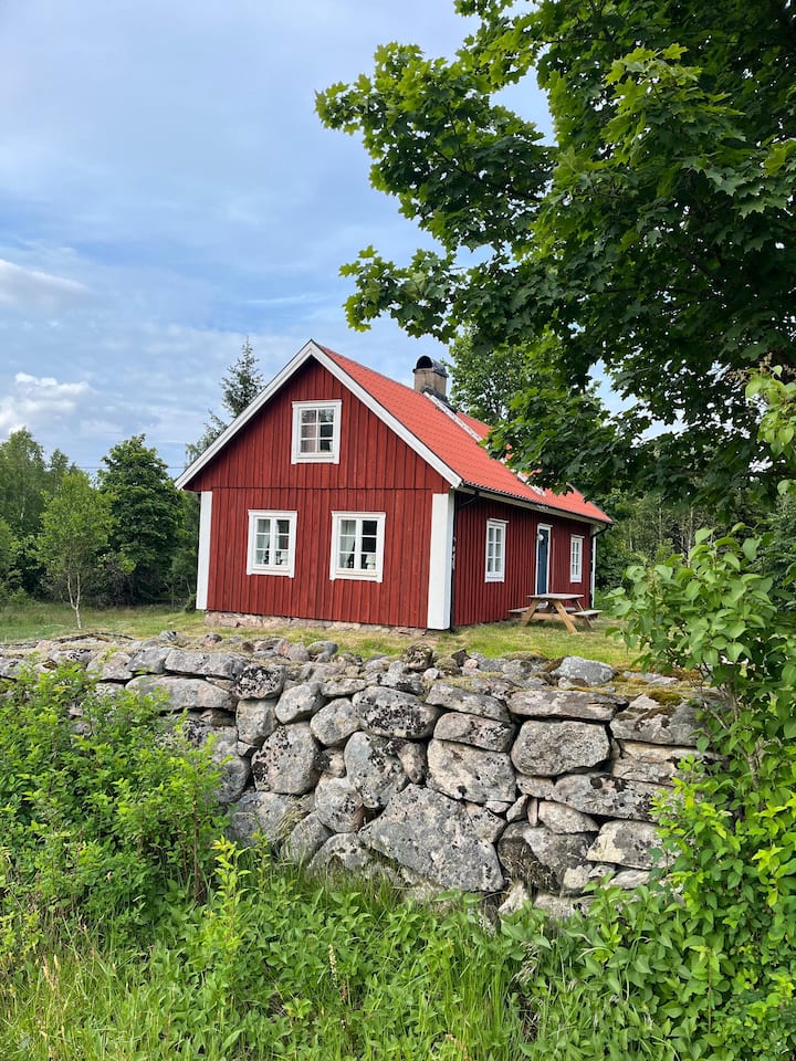 Rofyllt Torp På Enskilt Läge, Omgivet Av Natur! - Sverige