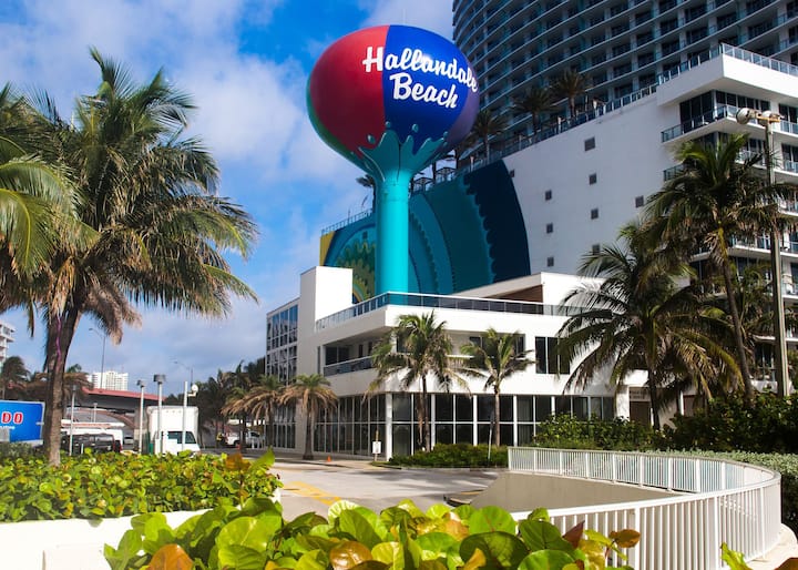 Walk To The Beach, Studio, W/ Pool & Free Parking - Sunny Isles Beach, FL