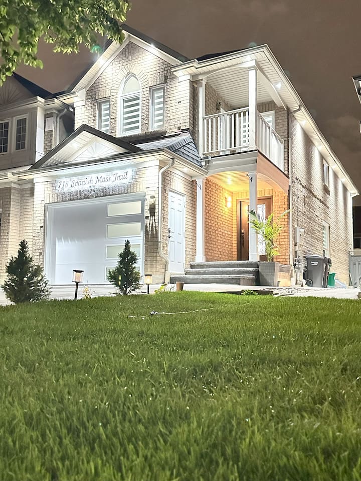 Modern 4-bedroom Home/patio/2 Parking/near Airport - Mississauga