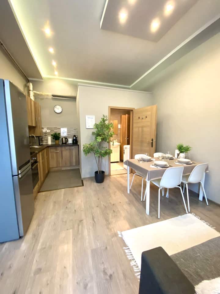 Liliom Tranquil 2-bdr Apartment - Budapest