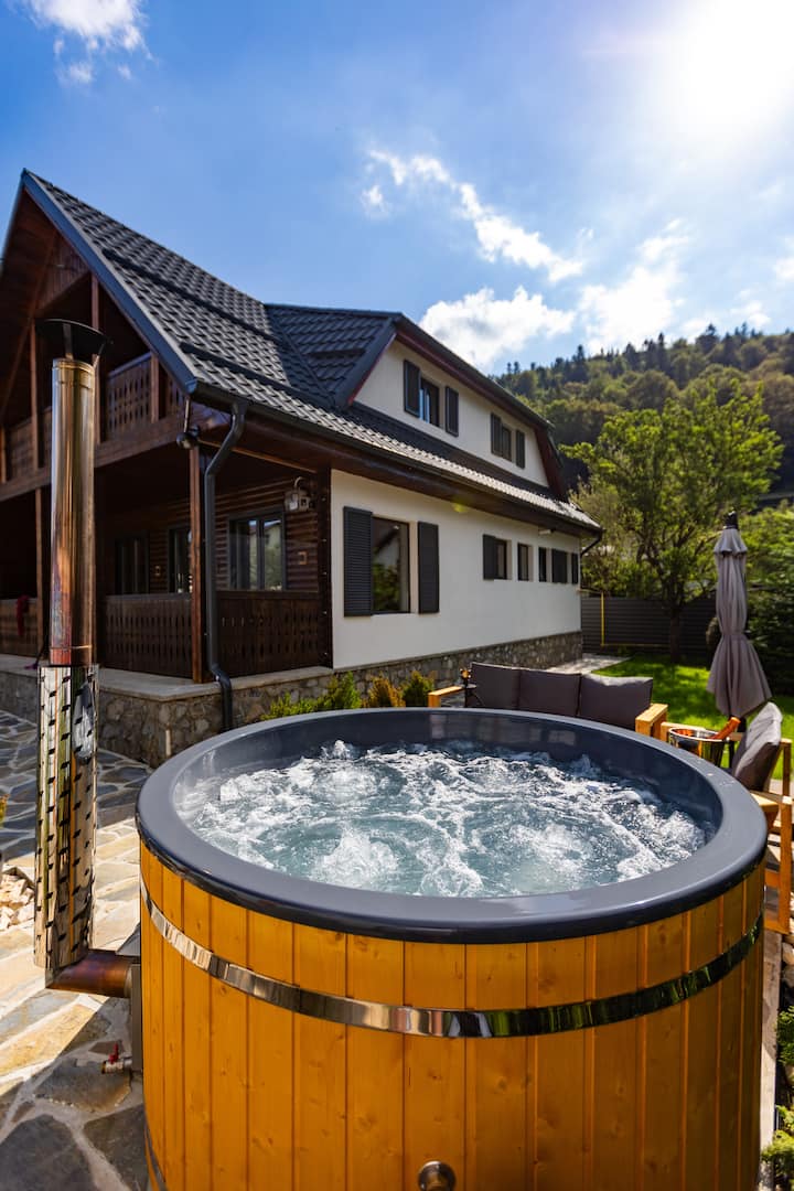 The Bear Chalet | Hot Tub & Mountain Views - Bușteni