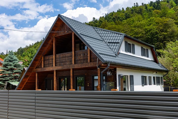 The Bear Chalet | Hot Tub & Mountain Views - Bușteni