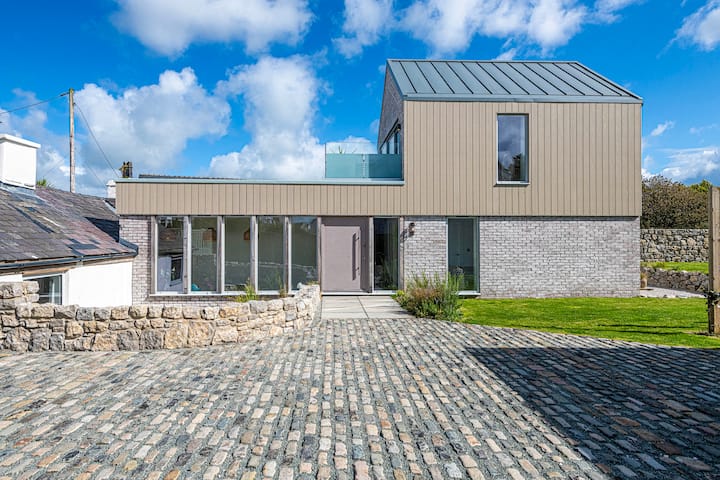 Stylish Costal Cottage, Rhosneigr, Sleeps 8 + Pets - Rhosneigr