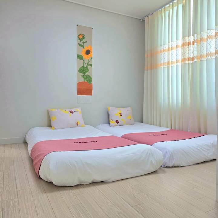 늘봄 -침실3(싱글 토퍼 2개 , 퀸침대1 , 싱글침대1) 욕실2, 거실,주방 - Daejeon