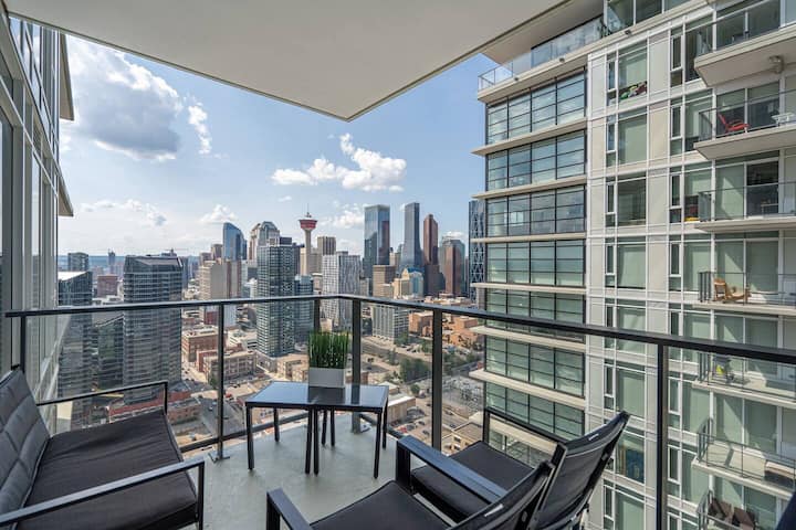 Luxury Condo +City Views +1min Walk To Stampede - Calgary
